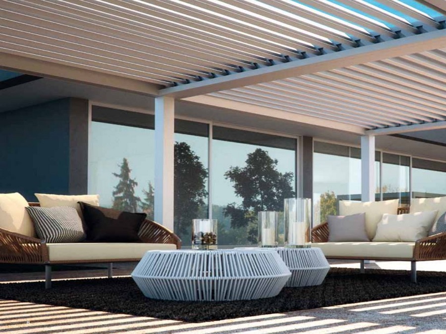 Pergola bioclimatica a lamelle orientabili Opera Pratic addossata