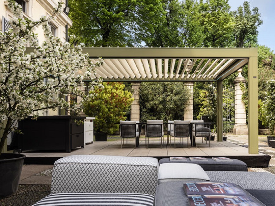 Pergola bioclimatica a lamelle orientabili Opera Pratic addossata