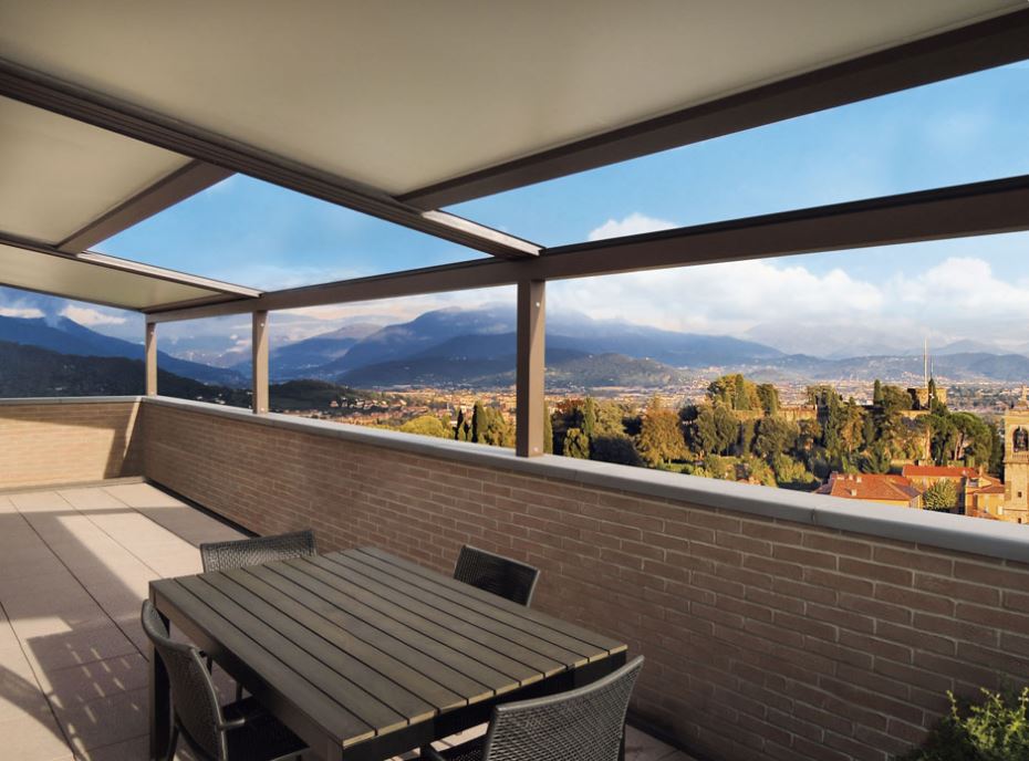 Pergole con tende scorrevoli avvolgibili o impacchettabili