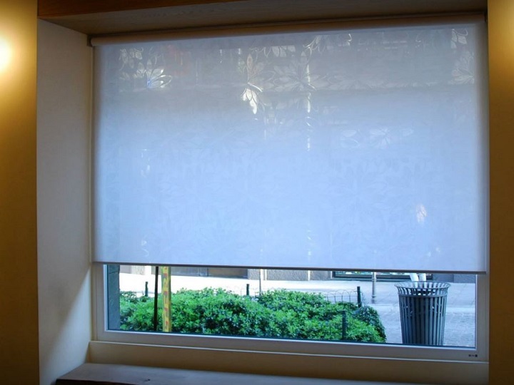 Tende oscuranti a rullo su misura per interni per finestre